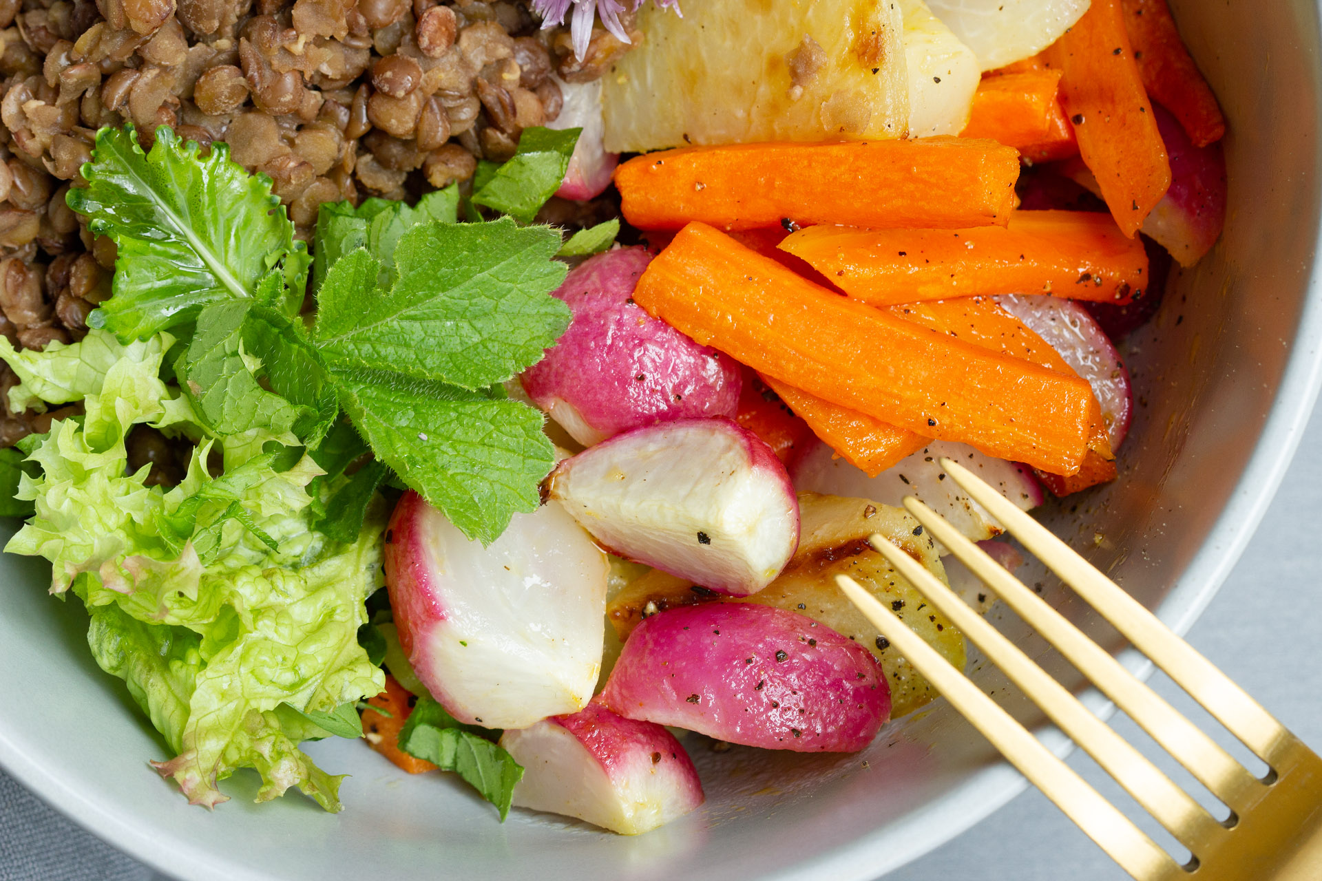 Bunte Gemüse-Bowl: Linsen-Allerlei mit Crunchy Slides von SMART BREAD ...